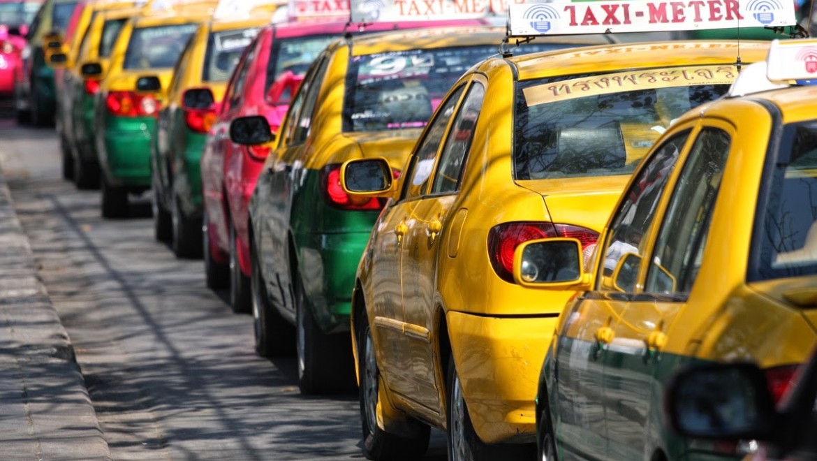Pourquoi les taxis sont-ils de couleurs différentes selon les pays