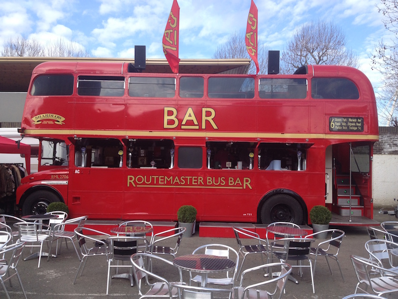 Les bus restaurants et bus bars : la convivialité en roulant