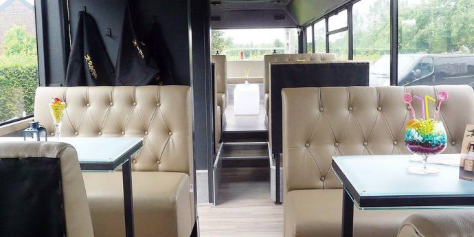 Les bus restaurants et bus bars : la convivialité en roulant